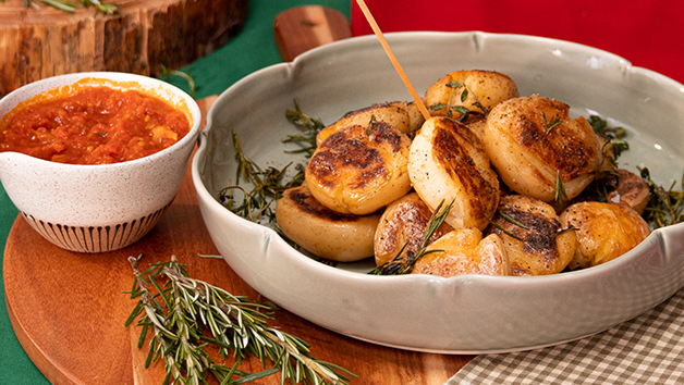 Receita | Batata ao murro com molho picante - Rochedo